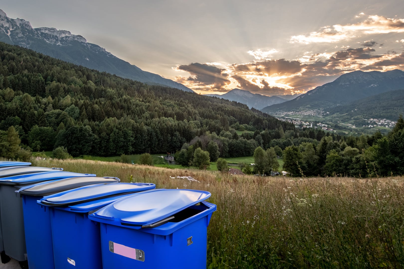 Promote a greener future through recycling the present. - Azienda per ...